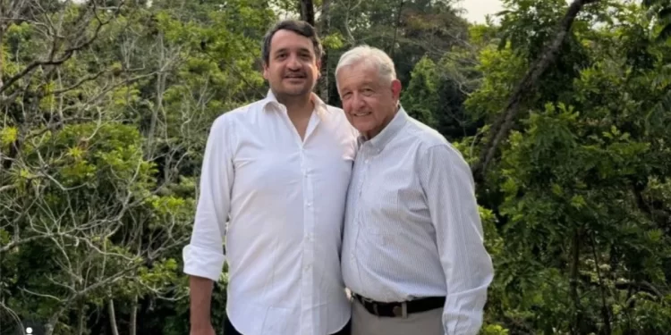 Reaparece AMLO en fotografía junto a su hijo Andrés López Beltrán – Demos
